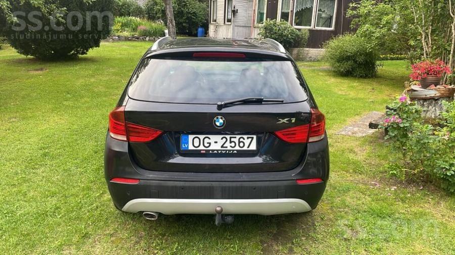 Black BMW X1 2010 in Riga, with an engine capacity of 2.00 L and mileage of 240 thousand km for 3500 €, photo 4 on AUTOMOTO.COM.LV