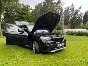Black BMW X1 2010 in Riga, with an engine capacity of 2.00 L and mileage of 240 thousand km for 3500 €, photo 5 on AUTOMOTO.COM.LV