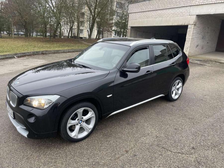Black BMW X1 2010 in Kaunas, with an engine capacity of 2.00 L and mileage of 201 thousand km for 7990 €, photo 1 on AUTOMOTO.COM.LV