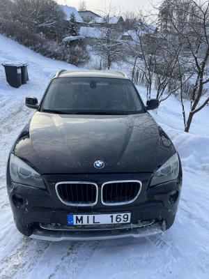 Melns BMW X1 2010 Trakai, ar dzinēja tilpumu 2.00 L un nobraukumu 299 tūkst. km par 7600 €, foto  vietnē AUTOMOTO.COM.LV