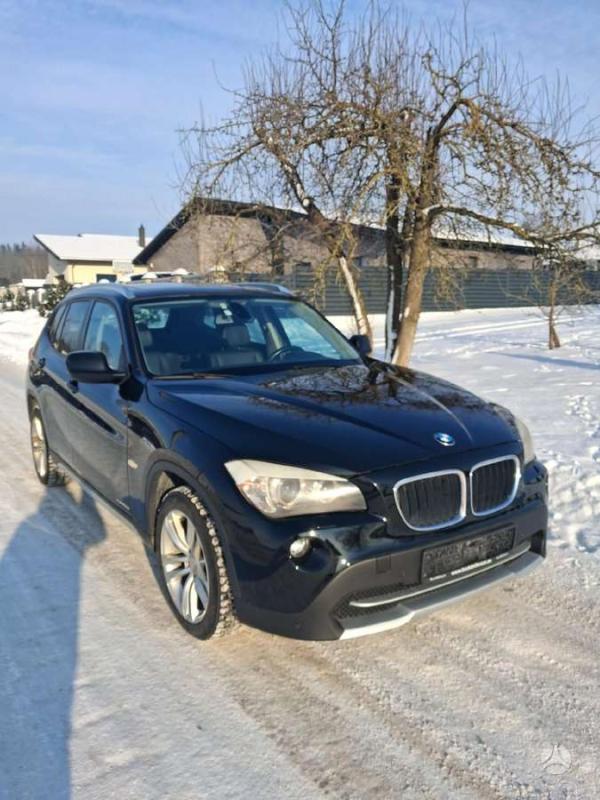 Black BMW X1 2010 in Raseiniai, with an engine capacity of 2.00 L and mileage of 271 thousand km for 5300 €, photo 1 on AUTOMOTO.COM.LV