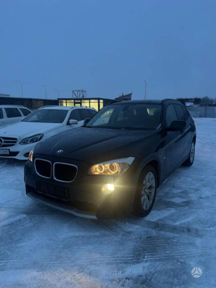 Black BMW X1 2010 in Kaunas, with an engine capacity of 2.00 L and mileage of 259 thousand km for 5990 €, photo 1 on AUTOMOTO.COM.LV