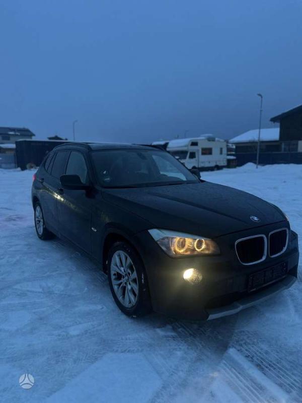 Black BMW X1 2010 in Kaunas, with an engine capacity of 2.00 L and mileage of 259 thousand km for 5990 €, photo 3 on AUTOMOTO.COM.LV