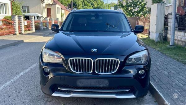 Black BMW X1 2010 in Silute, with an engine capacity of 2.00 L and mileage of 247 thousand km for 4700 €, photo 2 on AUTOMOTO.COM.LV