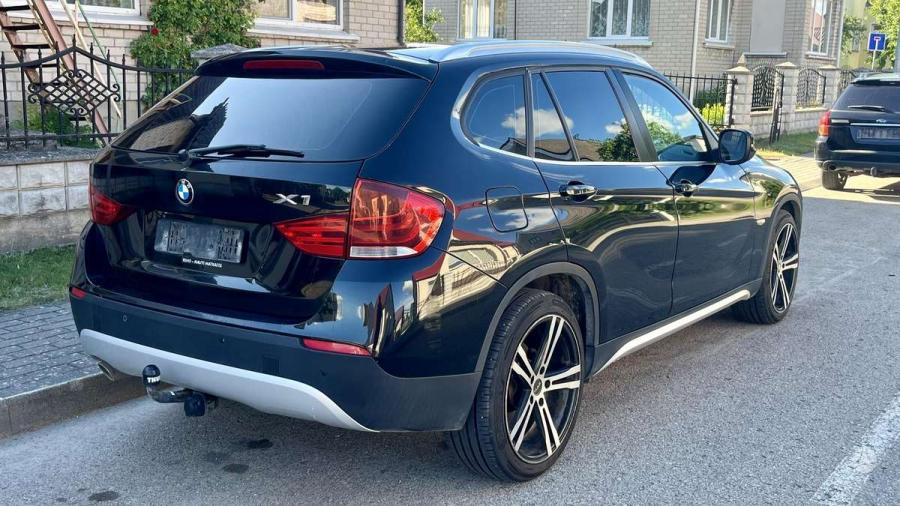 Black BMW X1 2010 in Silute, with an engine capacity of 2.00 L and mileage of 247 thousand km for 4700 €, photo 5 on AUTOMOTO.COM.LV