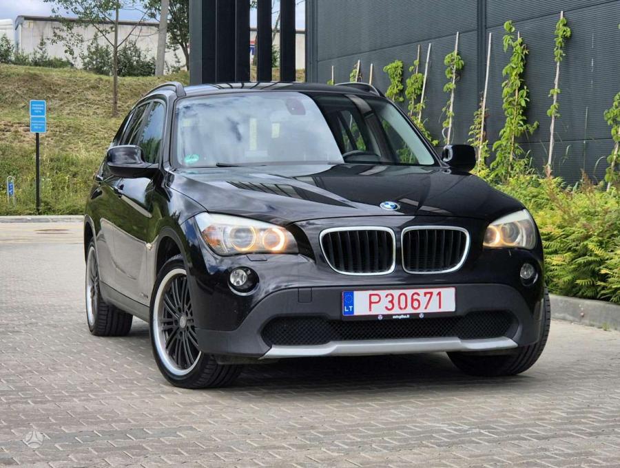 Black BMW X1 2010 in Vilnius, with an engine capacity of 2.00 L and mileage of 269 thousand km for 6500 €, photo 5 on AUTOMOTO.COM.LV