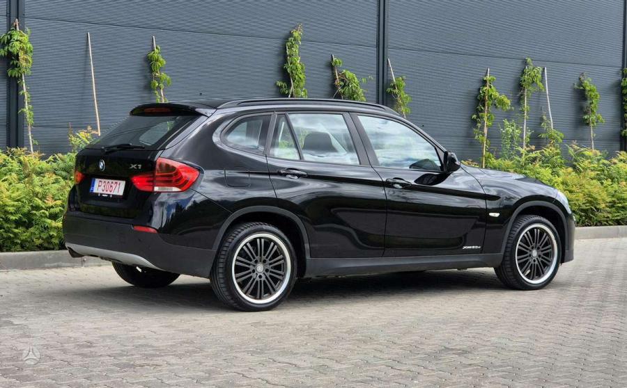 Black BMW X1 2010 in Vilnius, with an engine capacity of 2.00 L and mileage of 269 thousand km for 6500 €, photo 6 on AUTOMOTO.COM.LV