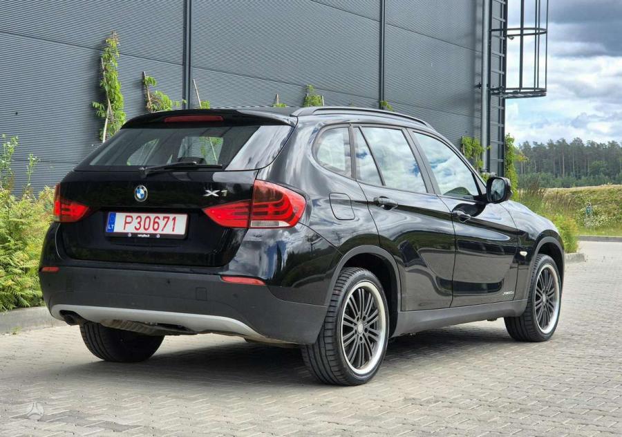 Black BMW X1 2010 in Vilnius, with an engine capacity of 2.00 L and mileage of 269 thousand km for 6500 €, photo 7 on AUTOMOTO.COM.LV