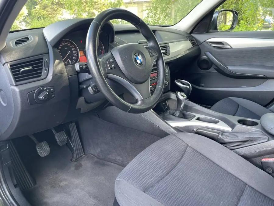 Black BMW X1 2010 in Jurmala, with an engine capacity of 2.00 L and mileage of 286 thousand km for 5850 €, photo 21 on AUTOMOTO.COM.LV