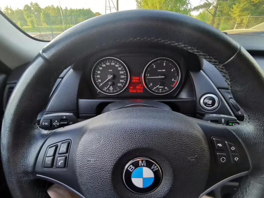 Black BMW X1 2010 in Kuldiga, with an engine capacity of 2.00 L and mileage of 247 thousand km for 7450 €, photo 15 on AUTOMOTO.COM.LV
