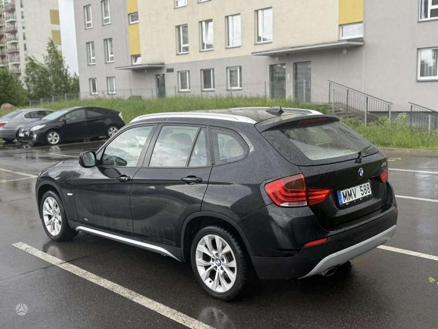 Black BMW X1 2010 in Vilnius, with an engine capacity of 2.00 L and mileage of 290 thousand km for 5500 €, photo 4 on AUTOMOTO.COM.LV