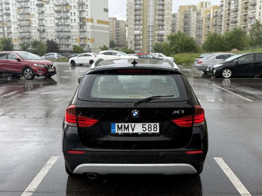 Black BMW X1 2010 in Vilnius, with an engine capacity of 2.00 L and mileage of 290 thousand km for 5500 €, photo 5 on AUTOMOTO.COM.LV