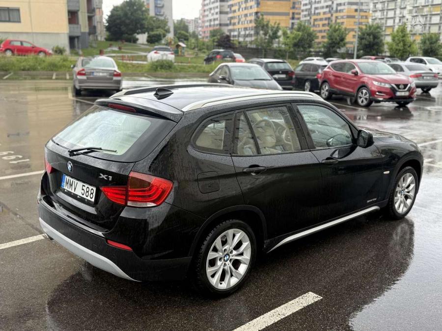 Black BMW X1 2010 in Vilnius, with an engine capacity of 2.00 L and mileage of 290 thousand km for 5500 €, photo 14 on AUTOMOTO.COM.LV