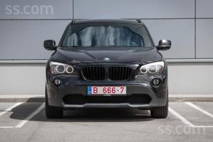 Black BMW X1 2010 in Riga, with an engine capacity of 2.00 L and mileage of 276 thousand km for 8250 €, photo 3 on AUTOMOTO.COM.LV
