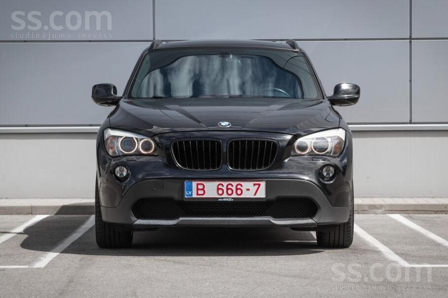 Black BMW X1 2010 in Riga, with an engine capacity of 2.00 L and mileage of 276 thousand km for 8250 €, photo 3 on AUTOMOTO.COM.LV