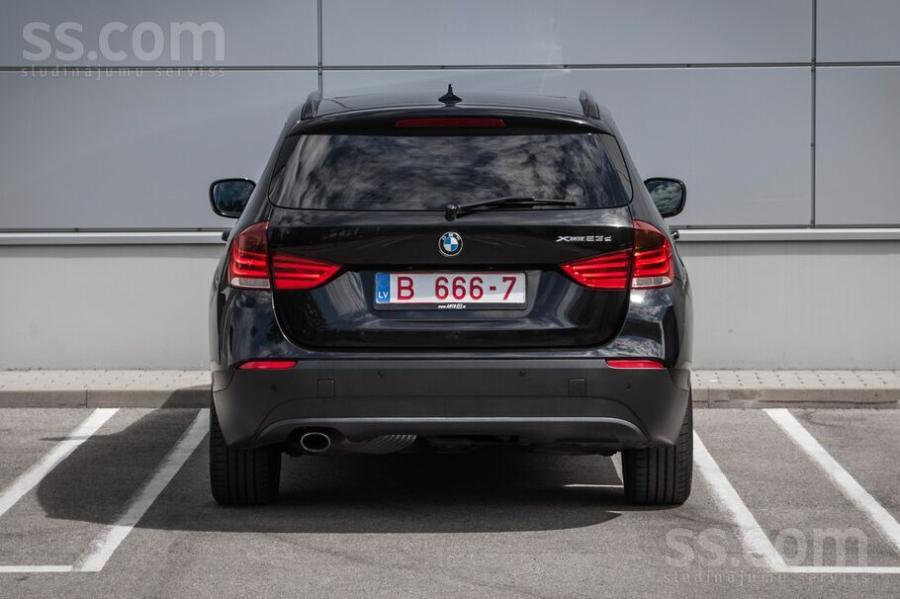 Black BMW X1 2010 in Riga, with an engine capacity of 2.00 L and mileage of 276 thousand km for 8250 €, photo 6 on AUTOMOTO.COM.LV