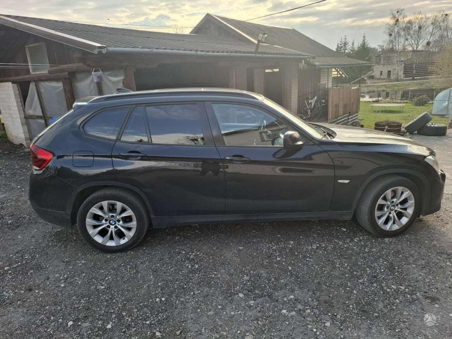 Black BMW X1 2010 in Alytus, with an engine capacity of 2.00 L and mileage of 262 thousand km for 5700 €, photo 6 on AUTOMOTO.COM.LV