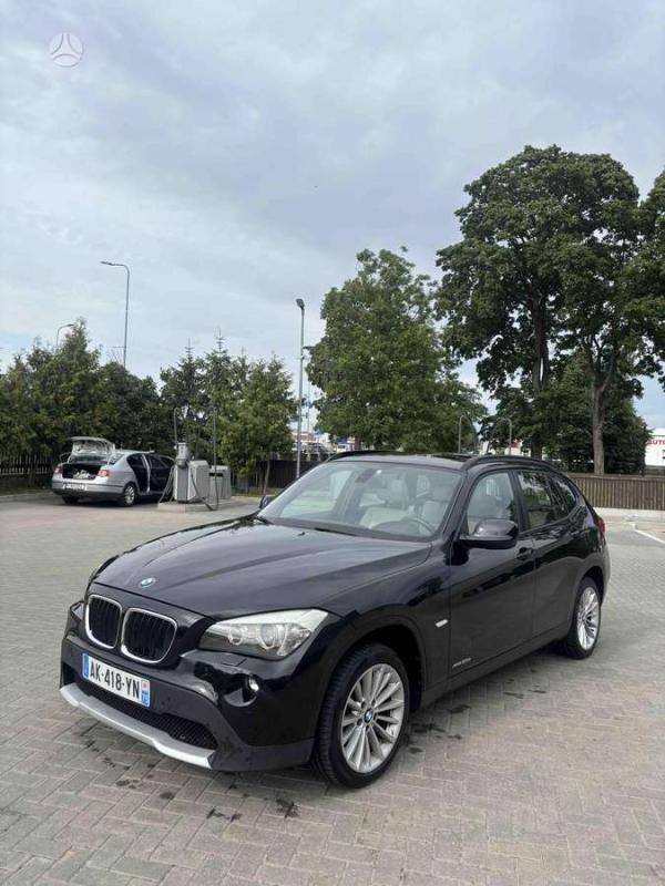 Black BMW X1 2010 in Taurage, with an engine capacity of 2.00 L and mileage of 236 thousand km for 7300 €, photo 1 on AUTOMOTO.COM.LV