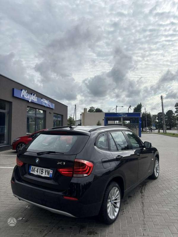Black BMW X1 2010 in Taurage, with an engine capacity of 2.00 L and mileage of 236 thousand km for 7300 €, photo 4 on AUTOMOTO.COM.LV