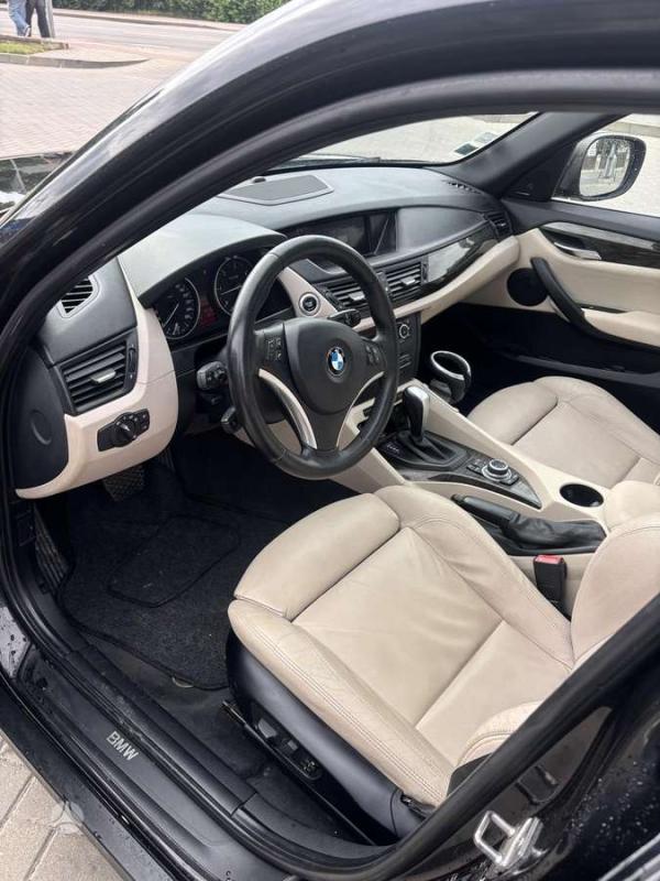 Black BMW X1 2010 in Taurage, with an engine capacity of 2.00 L and mileage of 236 thousand km for 7300 €, photo 6 on AUTOMOTO.COM.LV