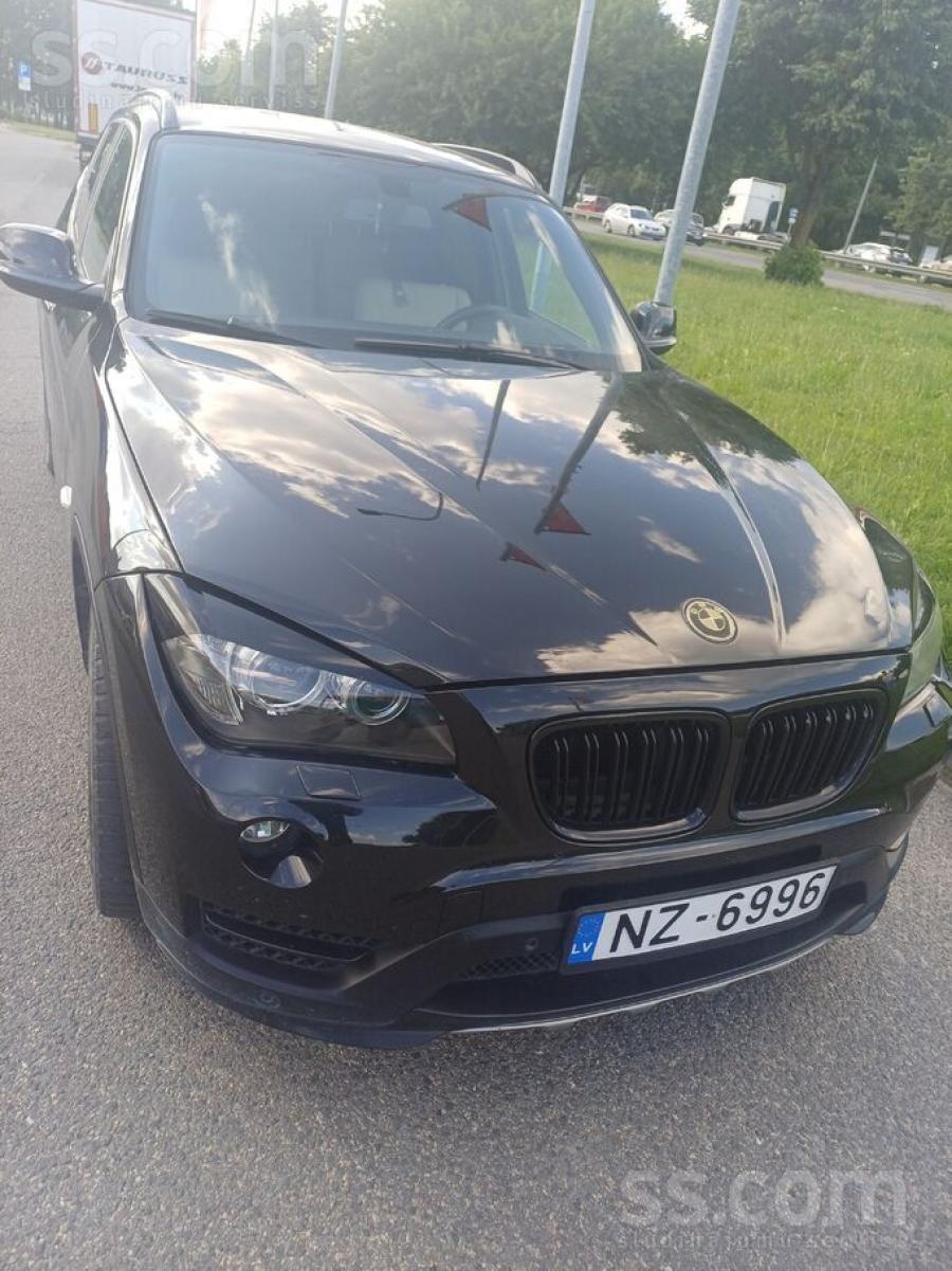 Black BMW X1 2010 in Riga, with an engine capacity of 2.00 L and mileage of 221 thousand km for 7800 €, photo 1 on AUTOMOTO.COM.LV