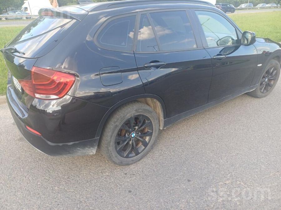 Black BMW X1 2010 in Riga, with an engine capacity of 2.00 L and mileage of 221 thousand km for 7800 €, photo 3 on AUTOMOTO.COM.LV