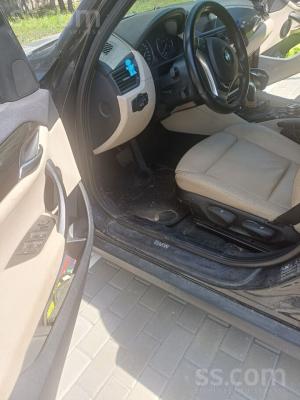 Black BMW X1 2010 in Riga, with an engine capacity of 2.00 L and mileage of 221 thousand km for 7800 €, photo 5 on AUTOMOTO.COM.LV
