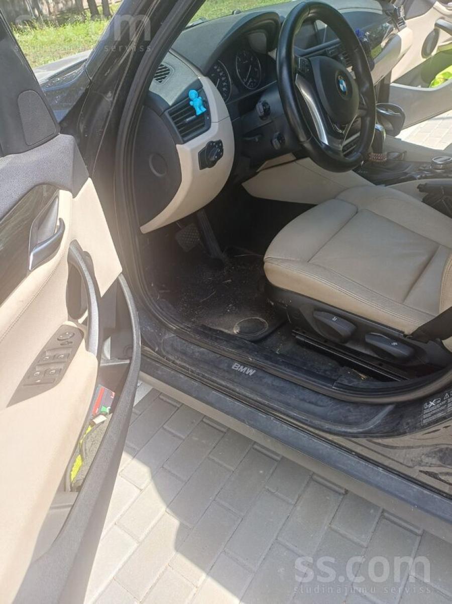 Black BMW X1 2010 in Riga, with an engine capacity of 2.00 L and mileage of 221 thousand km for 7800 €, photo 5 on AUTOMOTO.COM.LV