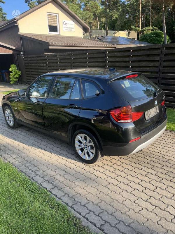 Melns BMW X1 2010 Alīta, ar dzinēja tilpumu 2.00 L un nobraukumu 281 tūkst. km par 5200 €, foto 4 vietnē AUTOMOTO.COM.LV