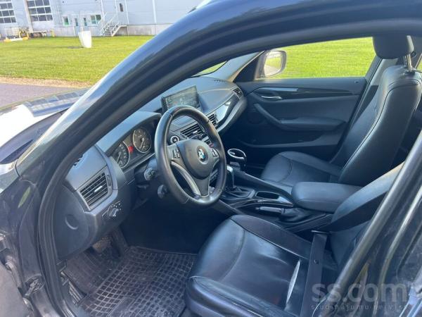 Black BMW X1 2010 in Riga, with an engine capacity of 2.00 L and mileage of 214 thousand km for 6300 €, photo 5 on AUTOMOTO.COM.LV