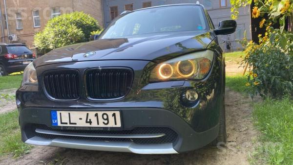 Black BMW X1 2010 in Riga, with an engine capacity of 2.00 L and mileage of 214 thousand km for 6300 €, photo 10 on AUTOMOTO.COM.LV