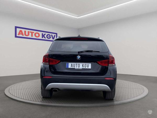 Black BMW X1 2010 in Vilnius, with an engine capacity of 2.00 L and mileage of 300 thousand km for 6999 €, photo 4 on AUTOMOTO.COM.LV