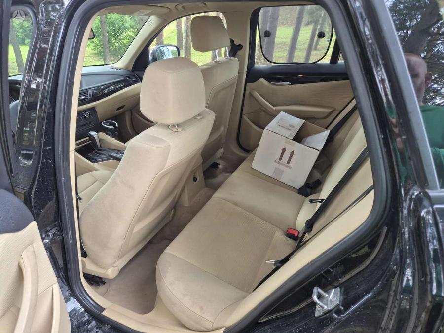 Black BMW X1 2010 in Utena, with an engine capacity of 3.00 L and mileage of 290 thousand km for 3490 €, photo 13 on AUTOMOTO.COM.LV