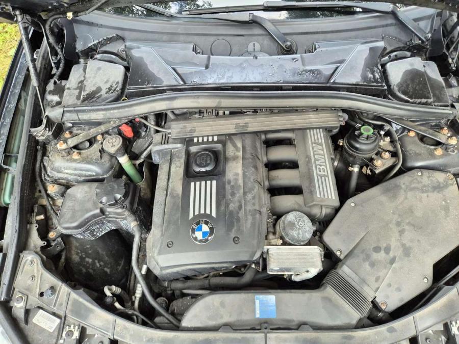 Black BMW X1 2010 in Utena, with an engine capacity of 3.00 L and mileage of 290 thousand km for 3490 €, photo 20 on AUTOMOTO.COM.LV