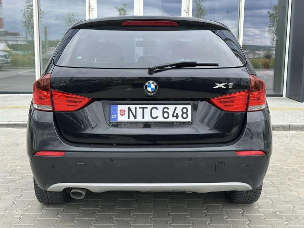 Black BMW X1 2010 in Vilnius, with an engine capacity of 2.00 L and mileage of 328 thousand km for 6150 €, photo 5 on AUTOMOTO.COM.LV