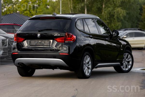 Melns BMW X1 2010 Jelgava, ar dzinēja tilpumu 2.00 L un nobraukumu 0 tūkst. km par 7900 €, foto 7 vietnē AUTOMOTO.COM.LV