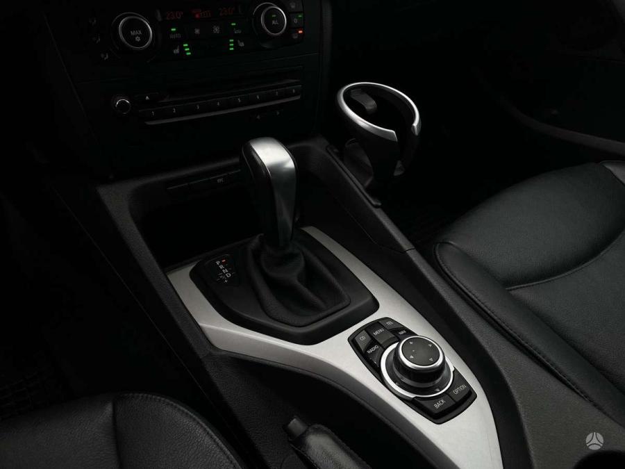 Black BMW X1 2010 in Vilnius, with an engine capacity of 2.00 L and mileage of 300 thousand km for 6999 €, photo 18 on AUTOMOTO.COM.LV