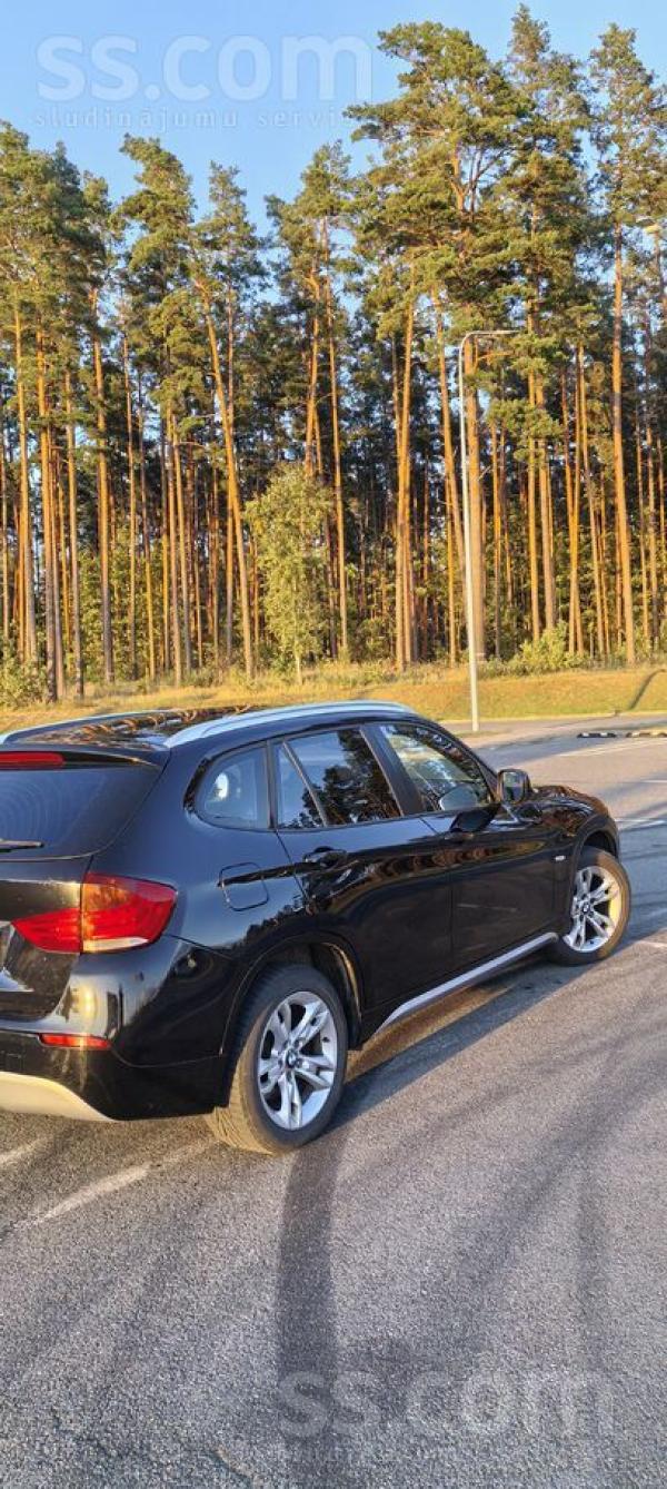 BMW X1 2010 Rīga vietnē Melns BMW X1 2010 Rīga, ar dzinēja tilpumu 2.00 L un nobraukumu 343 tūkst. km par 4690 €, foto 4 vietnē AUTOMOTO.COM.LV