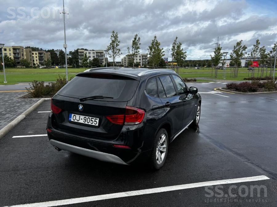 Black BMW X1 2010 in Riga, with an engine capacity of 2.00 L and mileage of 343 thousand km for 4500 €, photo 4 on AUTOMOTO.COM.LV