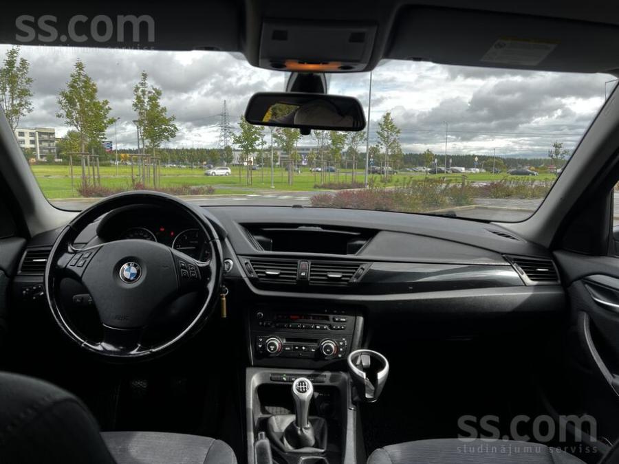 Black BMW X1 2010 in Riga, with an engine capacity of 2.00 L and mileage of 343 thousand km for 4500 €, photo 8 on AUTOMOTO.COM.LV