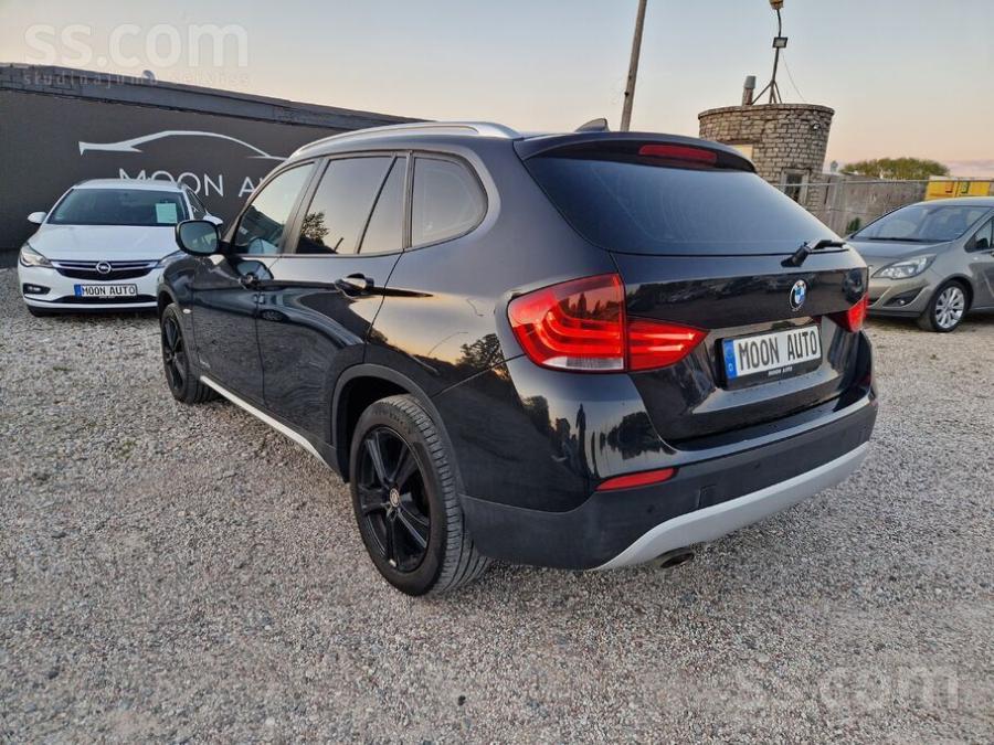 Black BMW X1 2011 in Liepaja, with an engine capacity of 2.00 L and mileage of 284 thousand km for 16000 €, photo 4 on AUTOMOTO.COM.LV