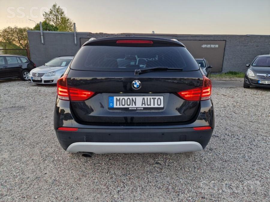 Black BMW X1 2011 in Liepaja, with an engine capacity of 2.00 L and mileage of 284 thousand km for 16000 €, photo 5 on AUTOMOTO.COM.LV
