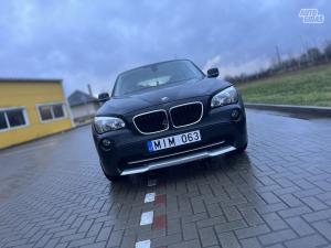 Melns BMW X1 2011 Vievis, ar dzinēja tilpumu 2.00 L un nobraukumu 318 tūkst. km par 4300 €, foto  vietnē AUTOMOTO.COM.LV