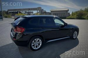 Black BMW X1 2011 in Telschi, with an engine capacity of 2.00 L and mileage of 231 thousand km for 6299 €, photo 4 on AUTOMOTO.COM.LV