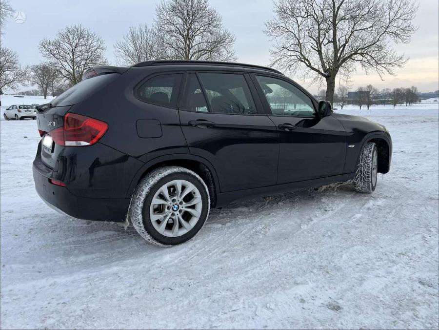 Black BMW X1 2011 in Kaunas, with an engine capacity of 2.00 L and mileage of 229 thousand km for 8250 €, photo 4 on AUTOMOTO.COM.LV