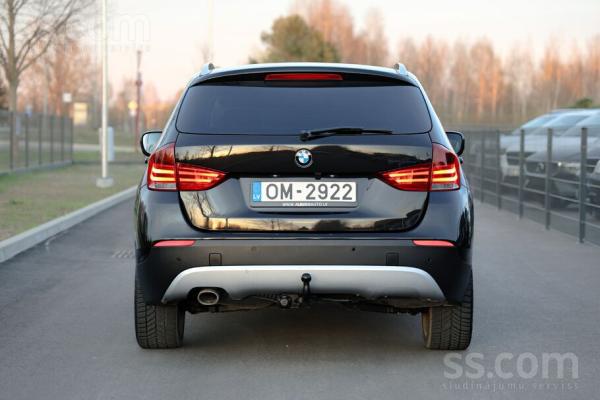 Black BMW X1 2011 in Jelgava, with an engine capacity of 2.00 L and mileage of 0 thousand km for 8990 €, photo 5 on AUTOMOTO.COM.LV