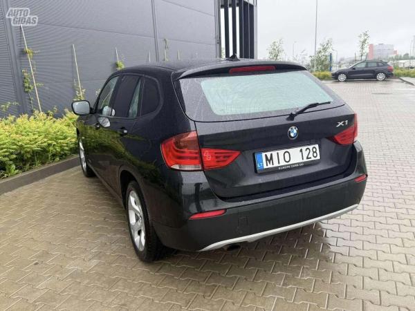 Black BMW X1 2011 in Vilnius, with an engine capacity of 2.00 L and mileage of 259 thousand km for 5999 €, photo 6 on AUTOMOTO.COM.LV
