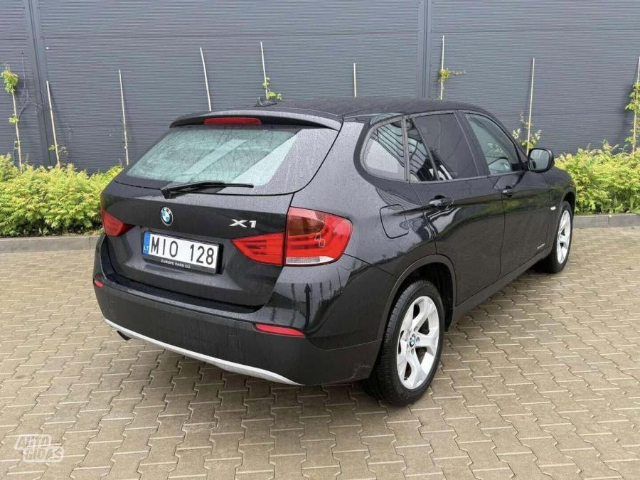 Black BMW X1 2011 in Vilnius, with an engine capacity of 2.00 L and mileage of 259 thousand km for 5999 €, photo 10 on AUTOMOTO.COM.LV