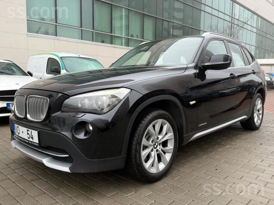 Black BMW X1 2011 in Riga, with an engine capacity of 2.00 L and mileage of 0 thousand km for 14600 €, photo 3 on AUTOMOTO.COM.LV