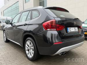 Black BMW X1 2011 in Riga, with an engine capacity of 2.00 L and mileage of 0 thousand km for 14600 €, photo 5 on AUTOMOTO.COM.LV